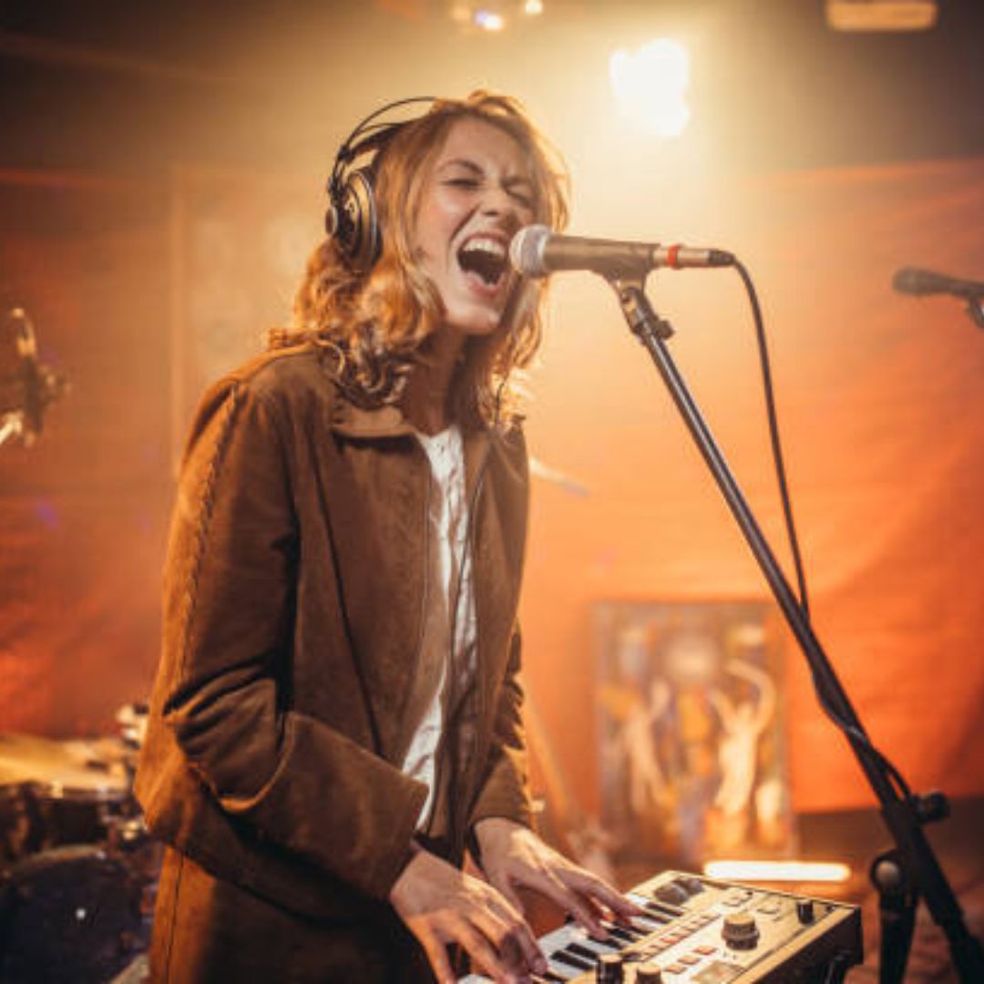 Hire Female Solo Singers in The UK and London!